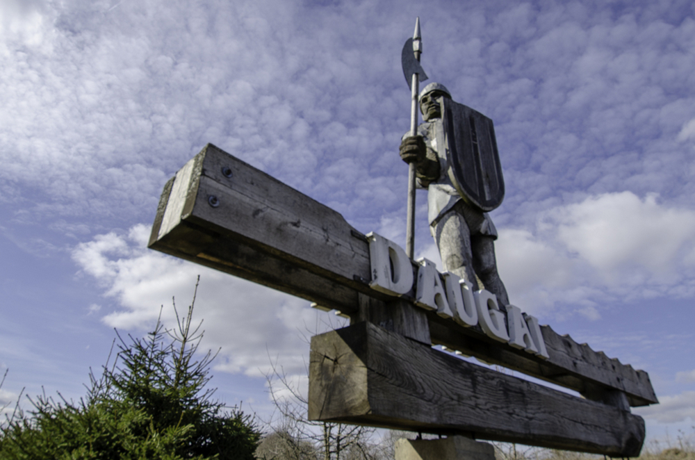 A sculpture of Daugis with the inscription "Daugai" - Pažink dzūkiją